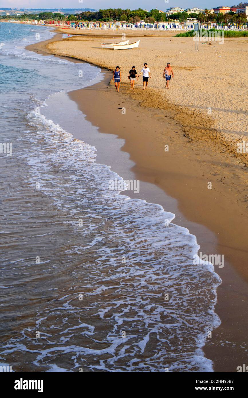Marchez sur la plage de Marina di Vasto, Abruzzes, Italie, Europe Photo ...