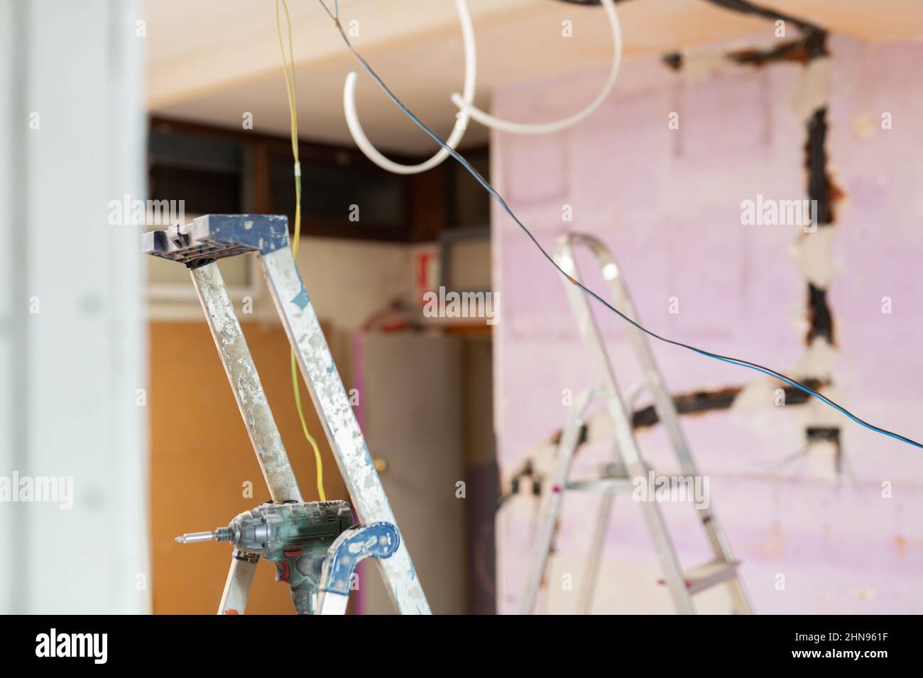 Intérieur de la pièce en cours de réparation avec escabeau et fils ...