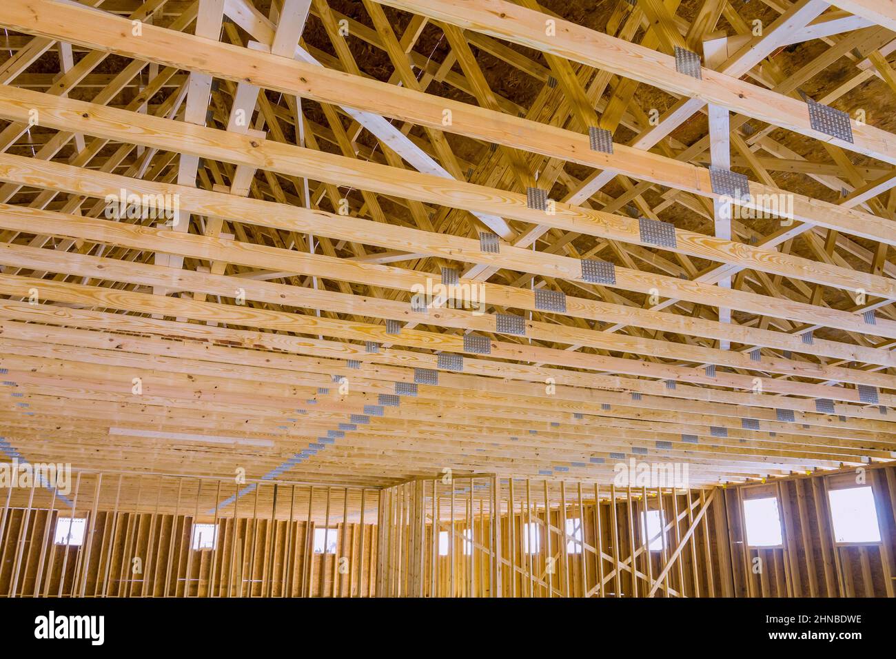 Installation de poutres en bois à la construction dans le système de ...