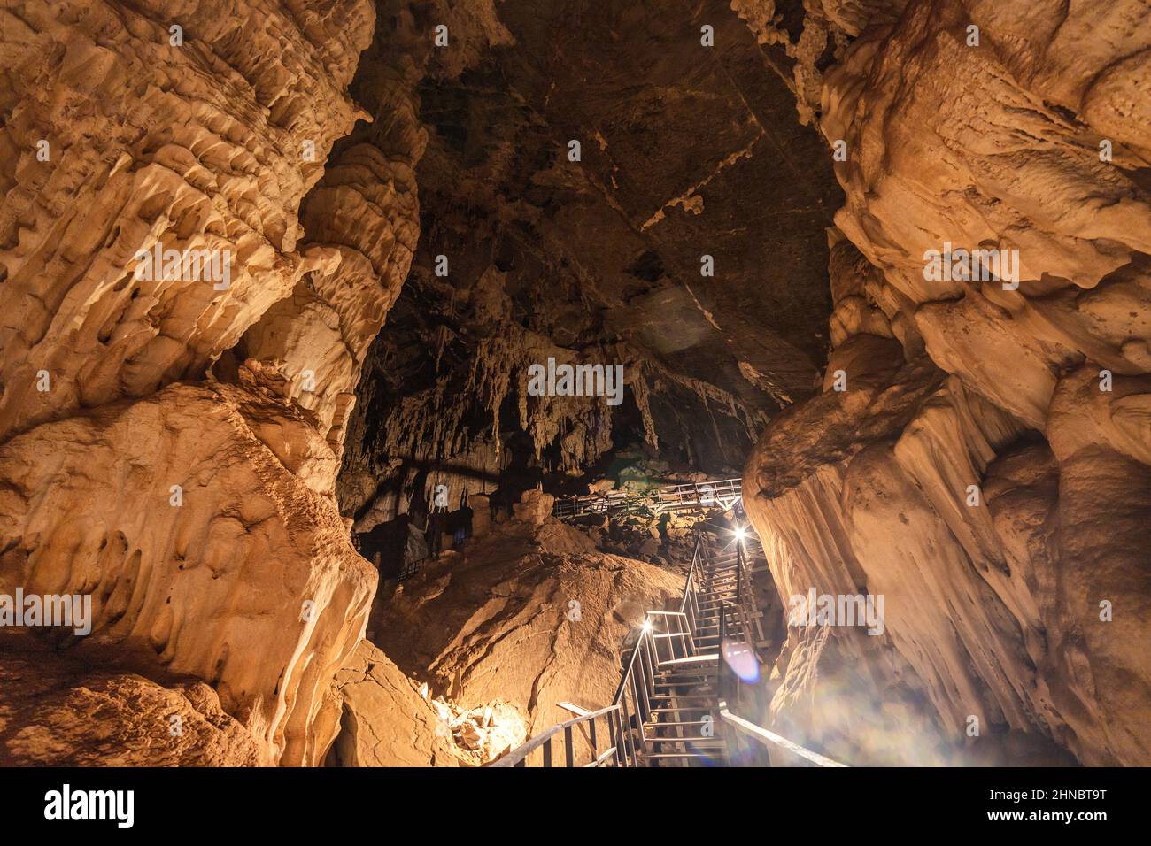 Le chemin de marche en bois à travers stalagmite et stalactite dans les ...