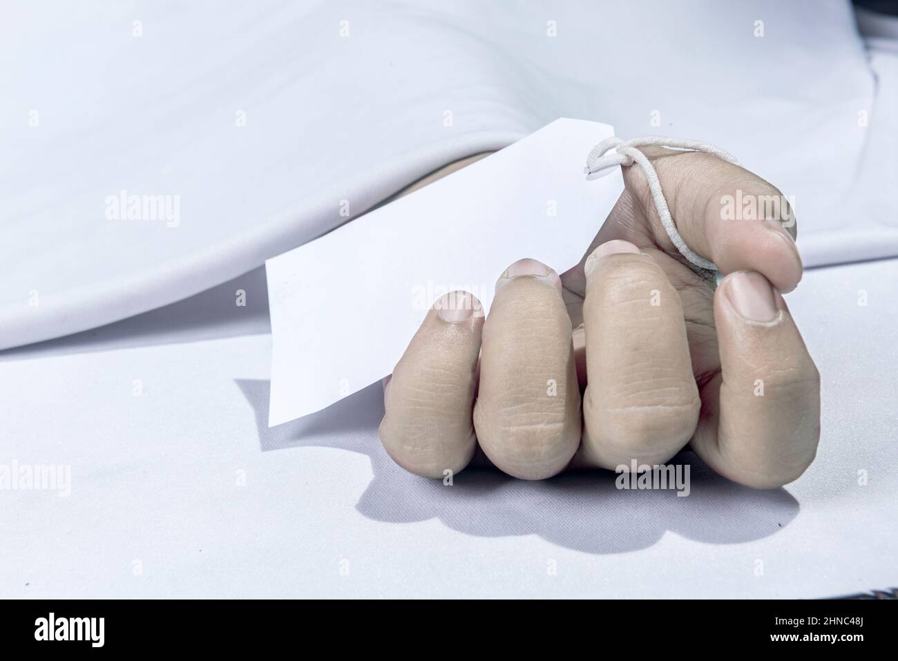 Cadavre humain recouvert d'une feuille et d'une étiquette nomintive à ...