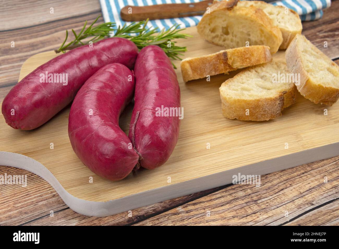 saucisse de cheval entière sur une planche de bois avec du pain Photo ...