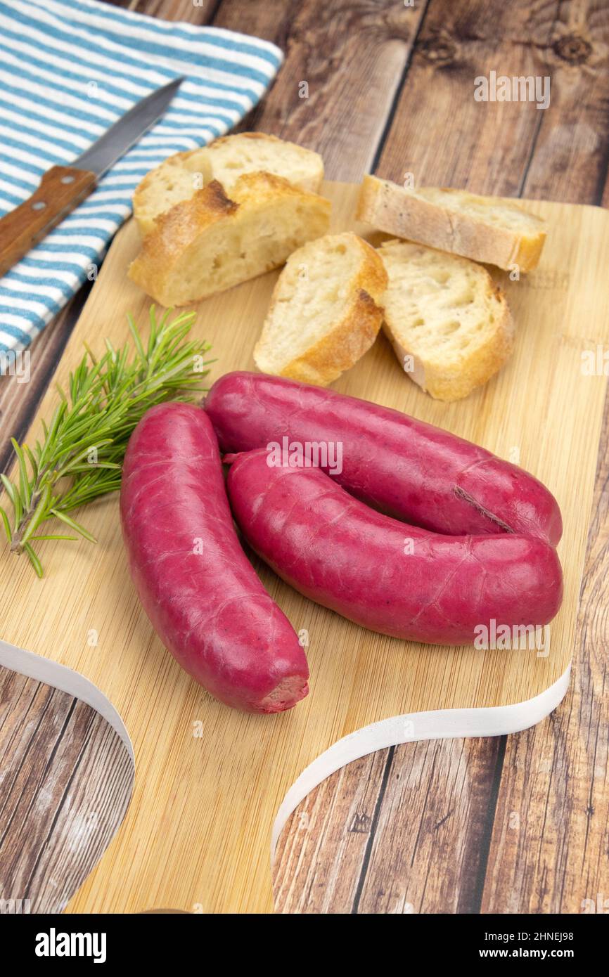 saucisse de cheval entière sur une planche de bois avec du pain Photo ...