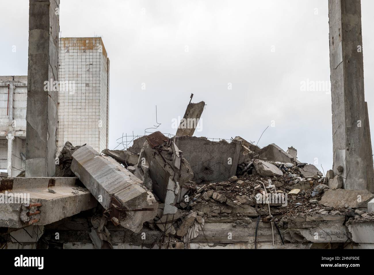 Grands fragments de béton gris d'un bâtiment avec une poutre couchée au ...