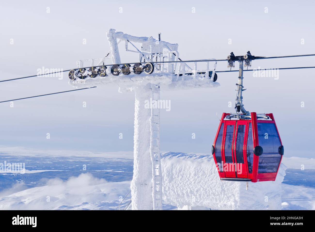 Téléphérique rouge dans une station de ski des Alpes. Funiculaire en ...