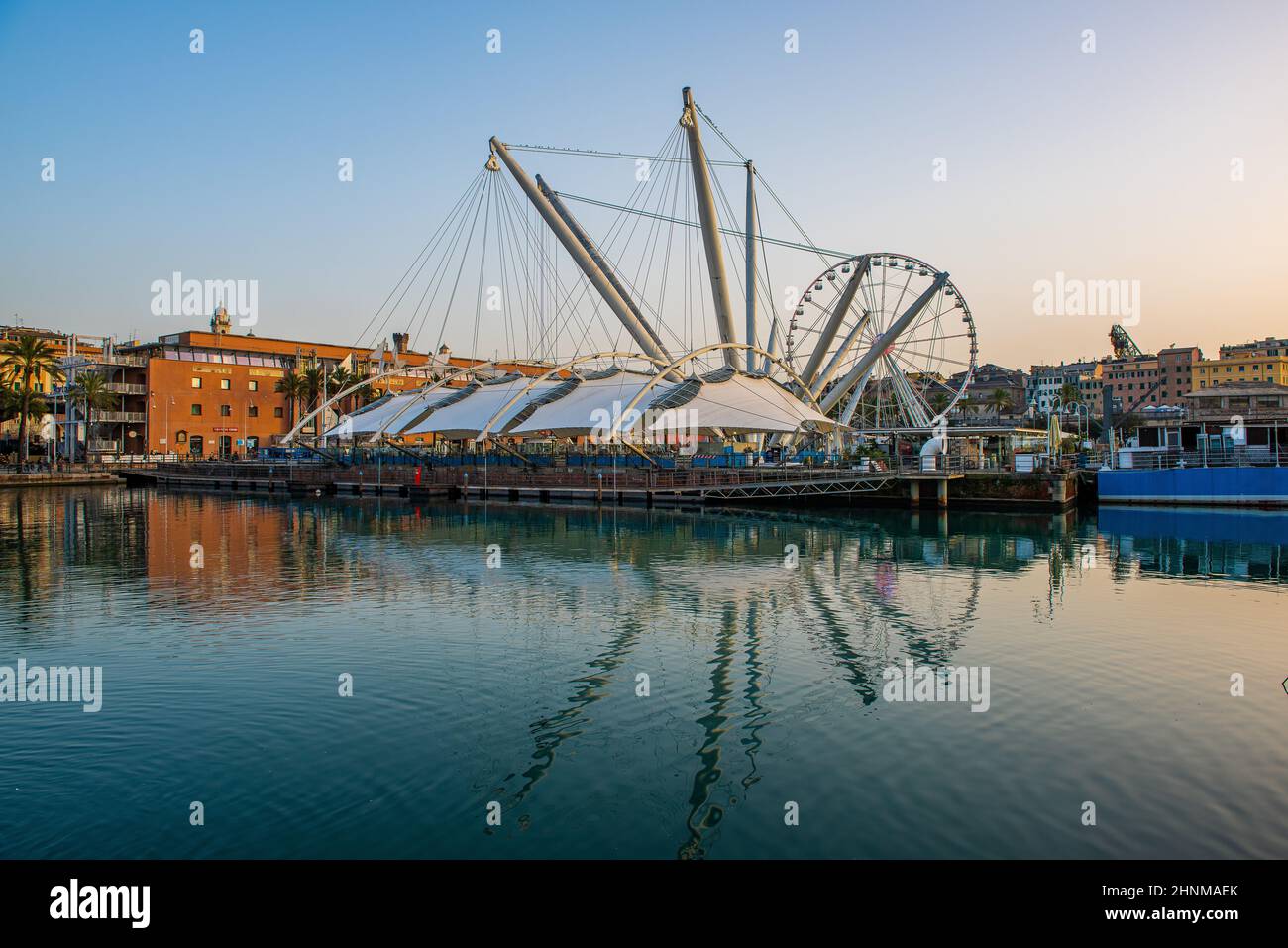 Vieux port de gênes Banque de photographies et d’images à haute ...