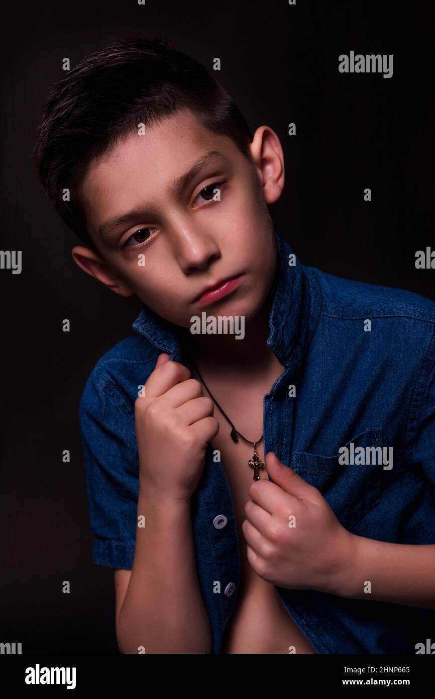 Sad boy black background Banque de photographies et d’images à haute ...