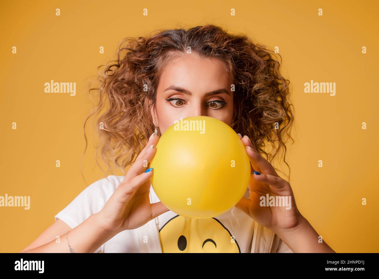 Fille gonfle ballon Banque de photographies et d’images à haute ...