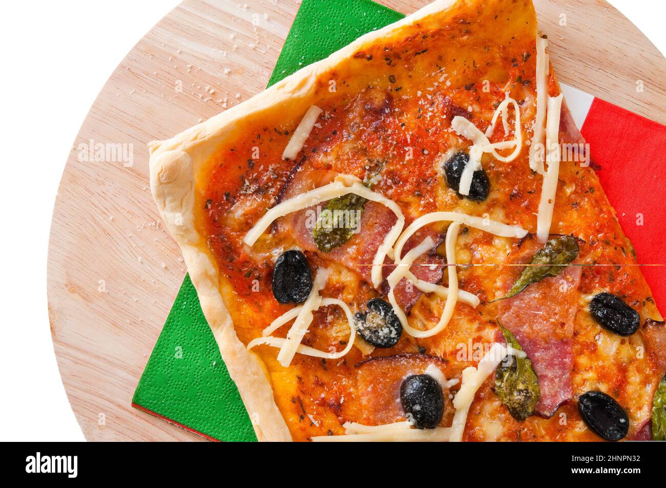Une tranche de pizza italienne est disposée sur une serviette et un ...