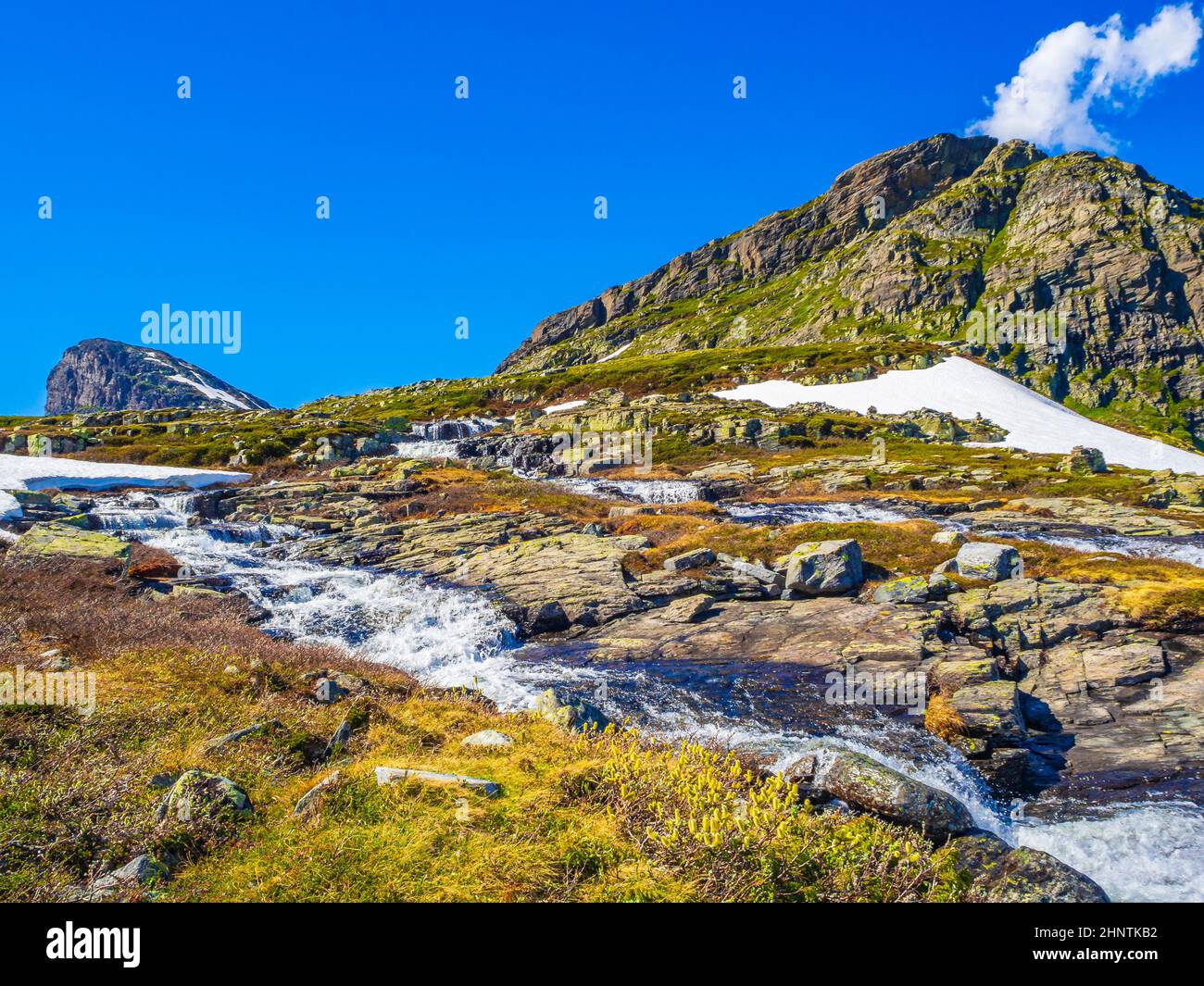 Panorama des magnifiques montagnes de Storehødn Veslehødn et du lac ...