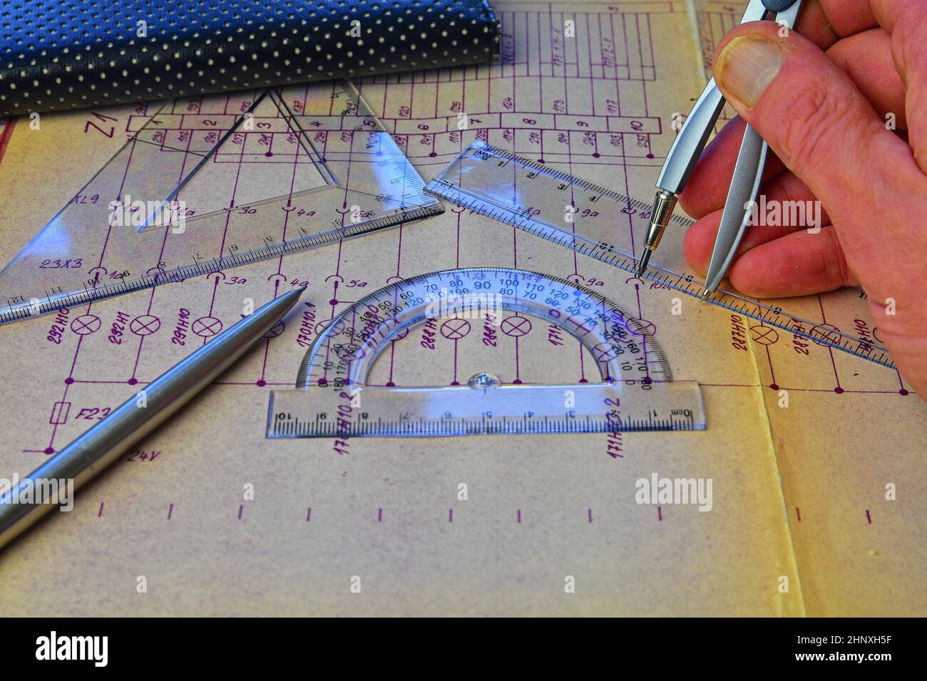 Espace de travail de l'ingénieur en électricité - projet ...