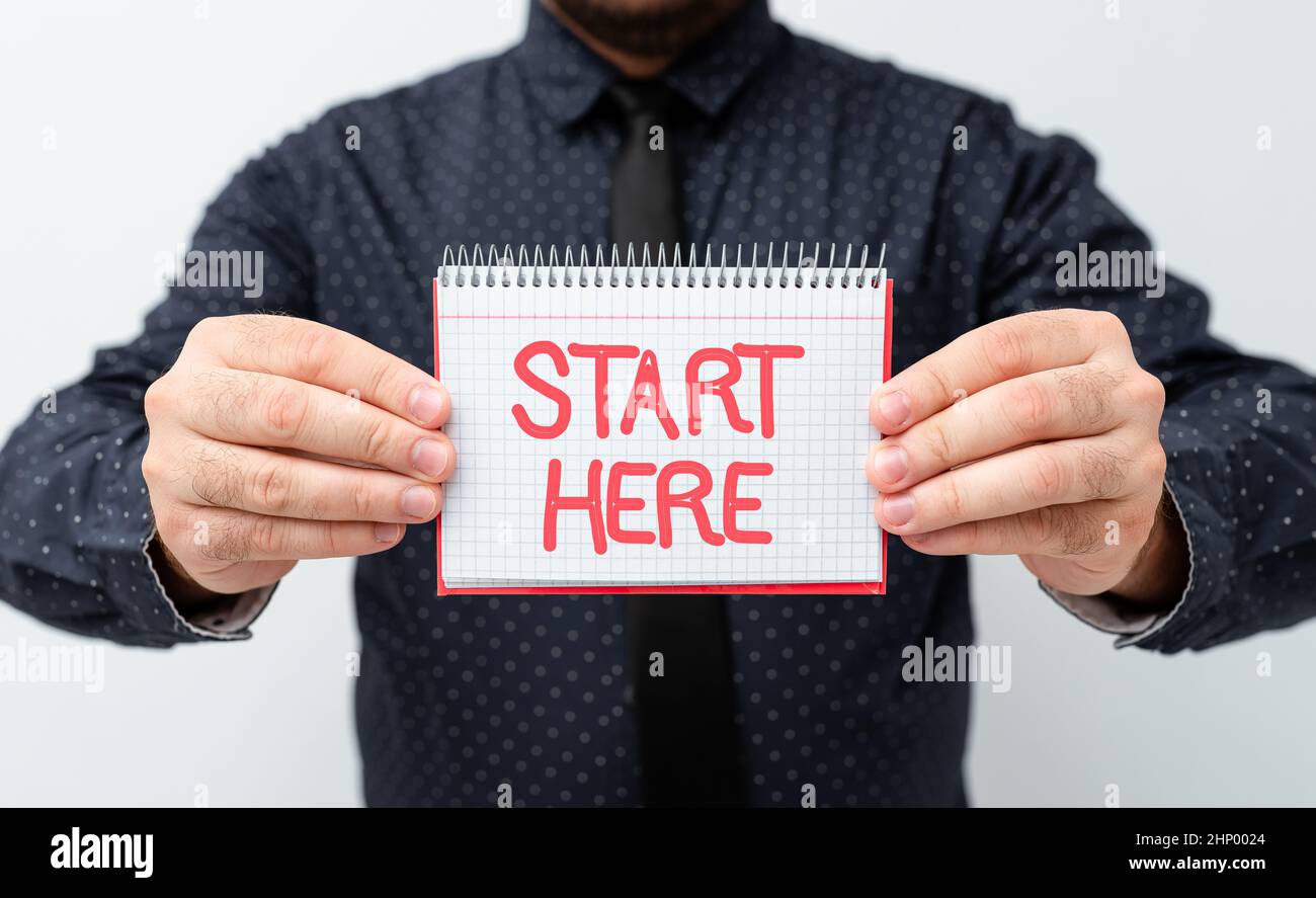 Affichage conceptuel commencer ici, concept Internet dire à quelqu'un c ...