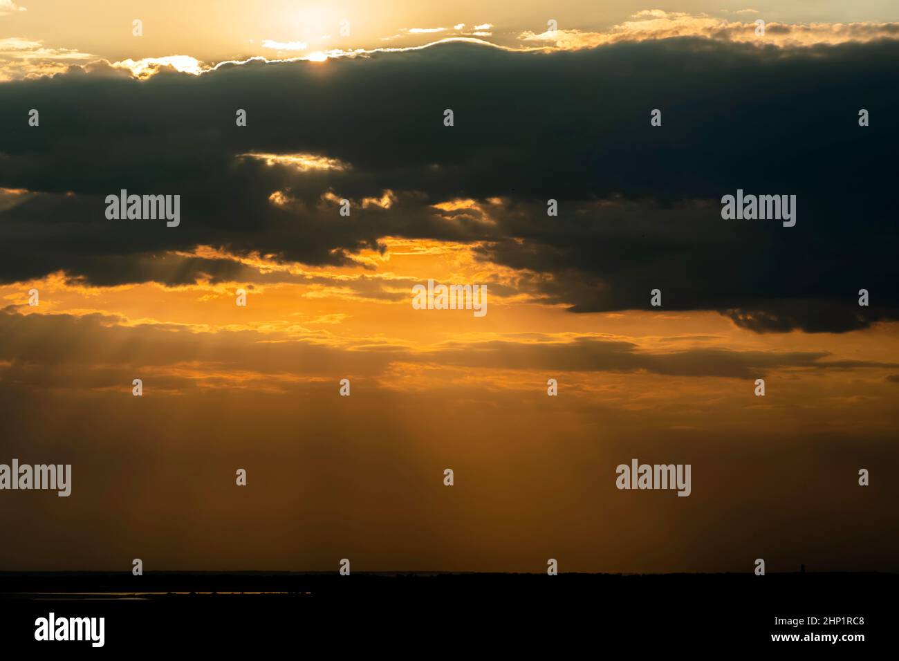 La lumière céleste du soleil.ciel nocturne spectaculaire avec nuages et ...