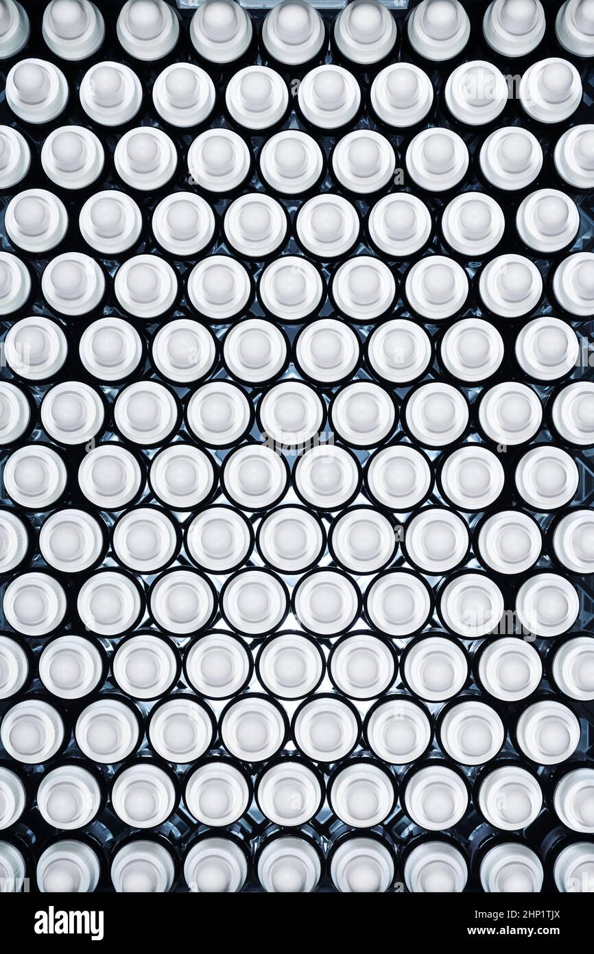 Plusieurs flacons de pipettes Banque de photographies et d’images à ...