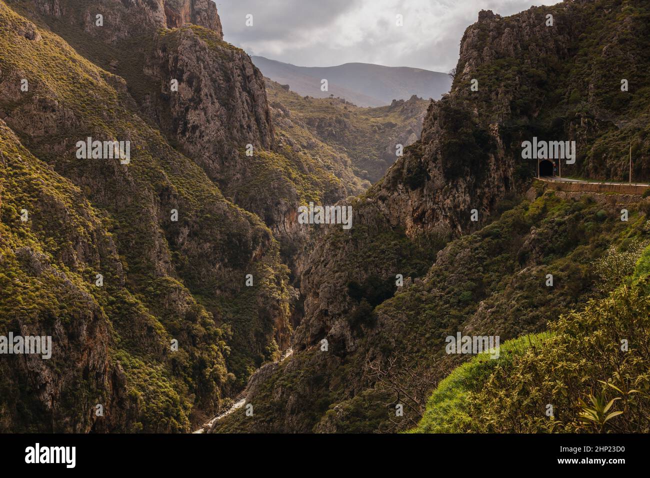 Gorges de Topolia sur l'île de Crète - rochers et rivière avec ...
