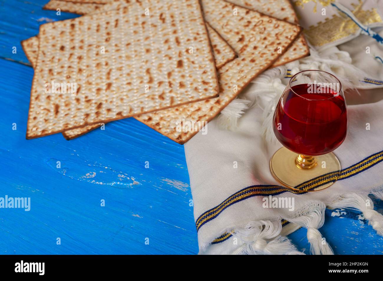 Fête de la Pâque juive célébration traditionnelle matza coupe de pain ...