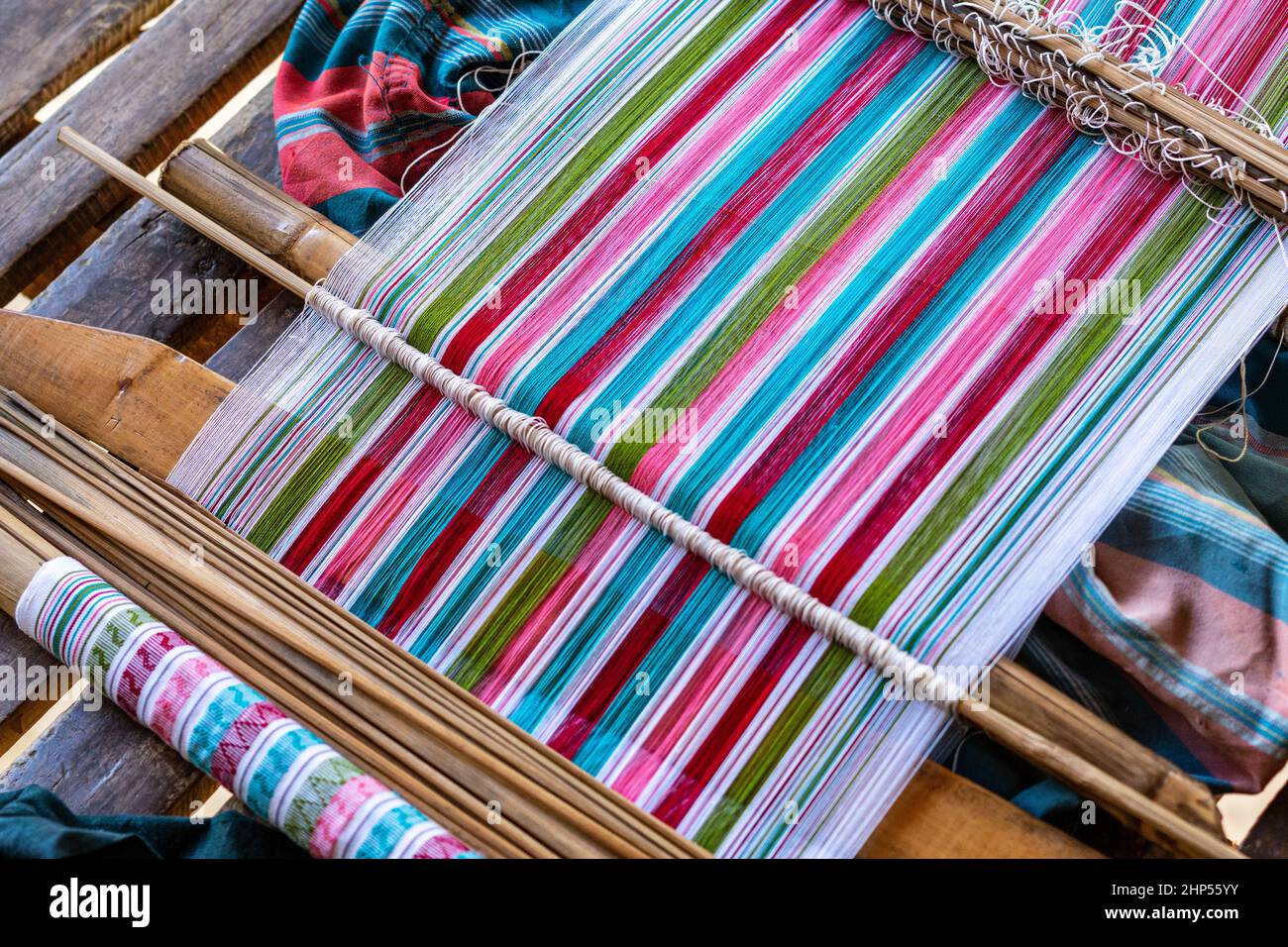 Une image de gros plan de fils colorés de tissage traditionnel par le peuple Karen sur un métier ...
