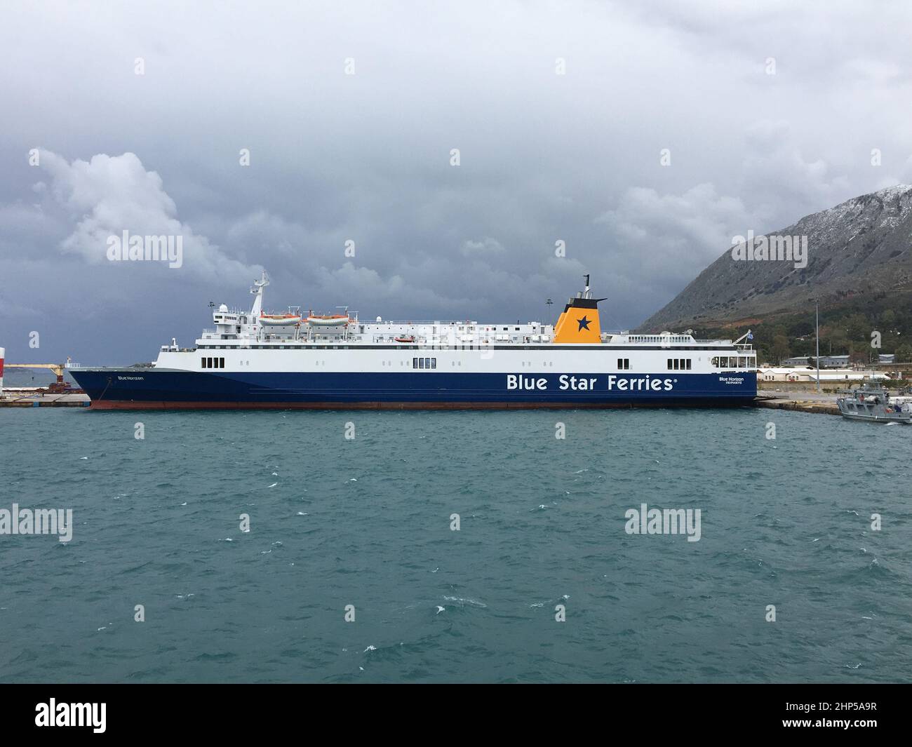 Navires ferries et remorqueurs dans le port de la baie de souda Banque ...