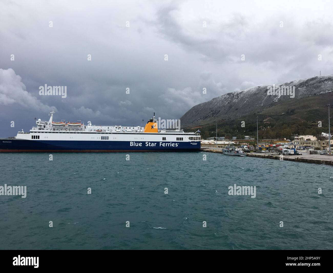 bateaux ferries et remorqueurs dans le port de la baie de souda, chania ...