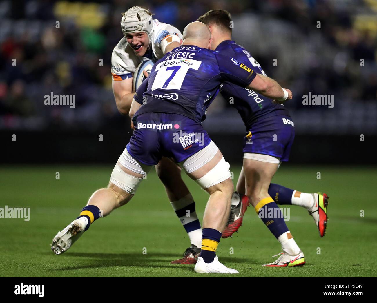 Le Harding Fitz Harding de Bristol Bears a été affronté par Matt Kvesic ...