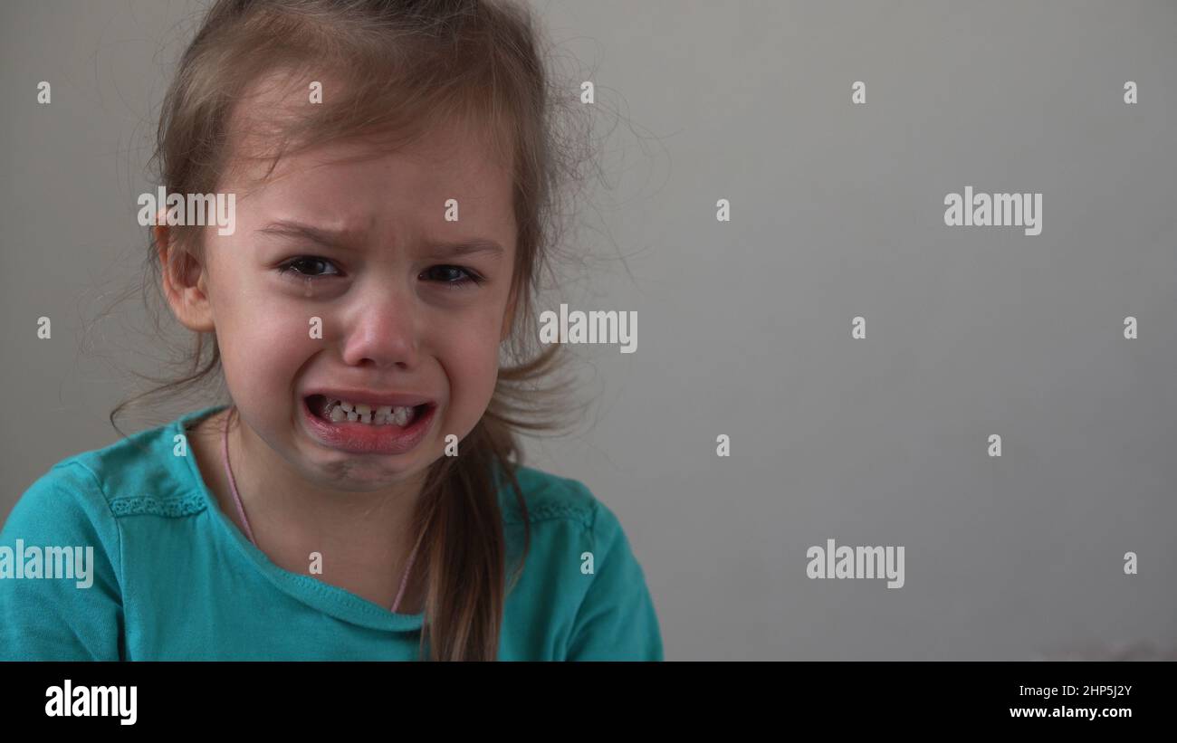 Portrait petite fille triste bouleversé enfant éclate en larmes cries ...