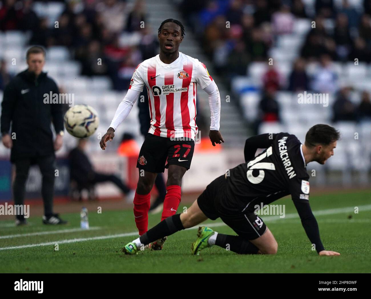 Josh Hawkes de Sunderland (à gauche) et Josh McEachran de Milton Keynes ...