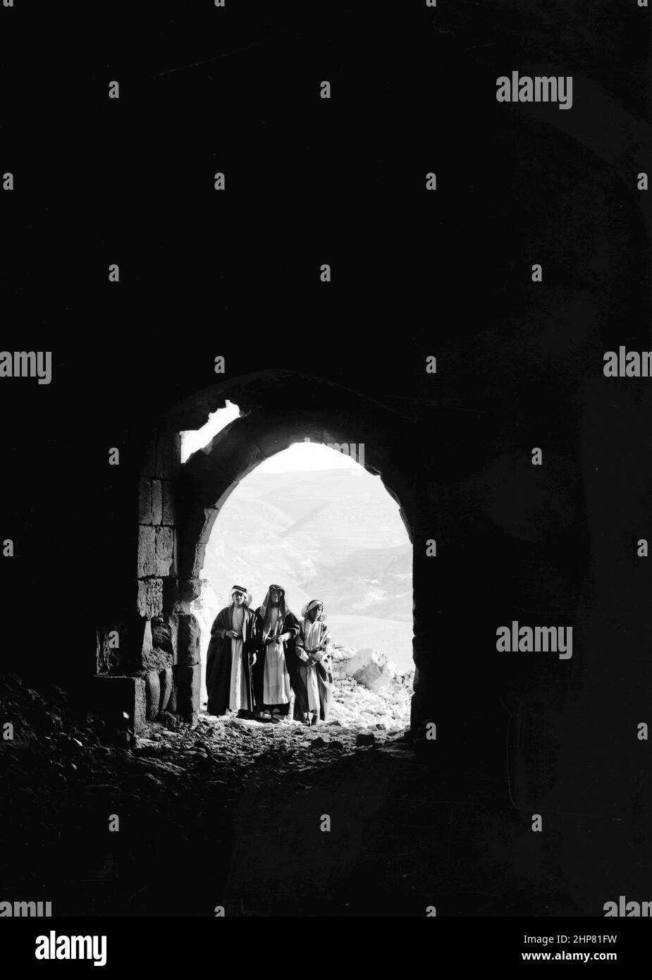 Histoire du Moyen-Orient: Hommes debout dans une arche, entrée à Kerak ...