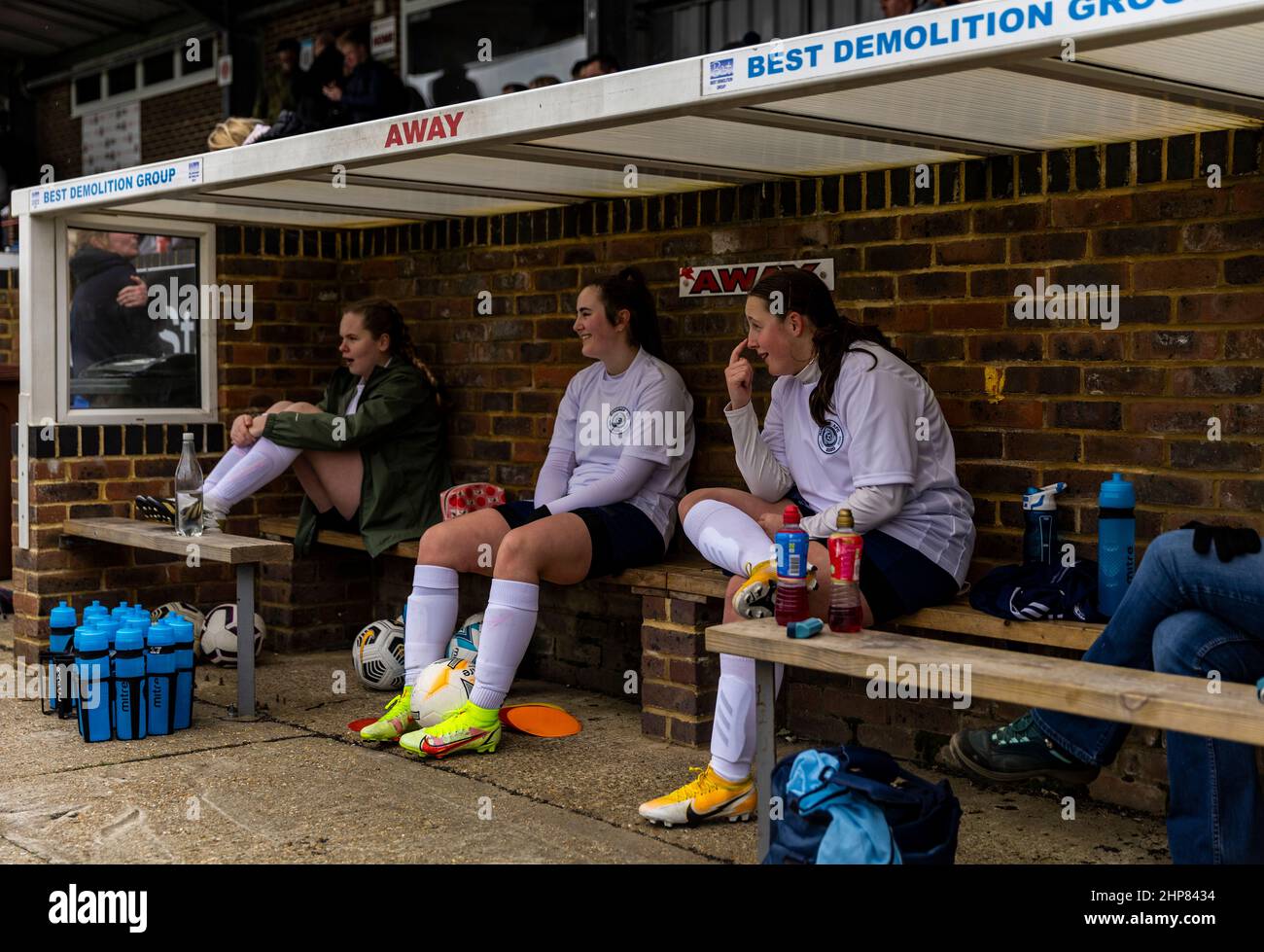Ringmer AFC joueurs dans le dugout au Langney Sports Club, Eastbourne ...