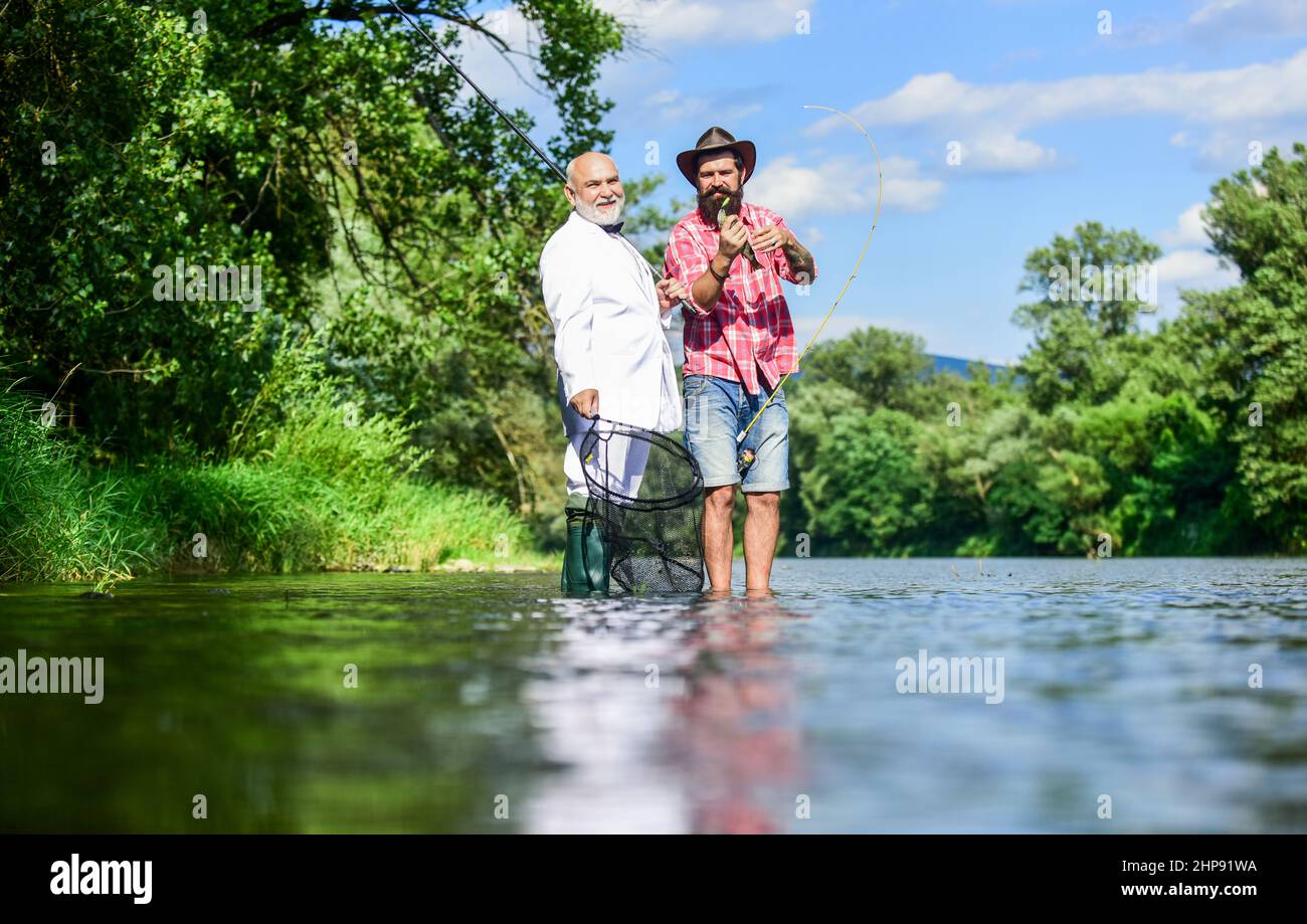 Regardez ça. Papa à la retraite et fils à barbe mûrs. Pêcheurs heureux ...