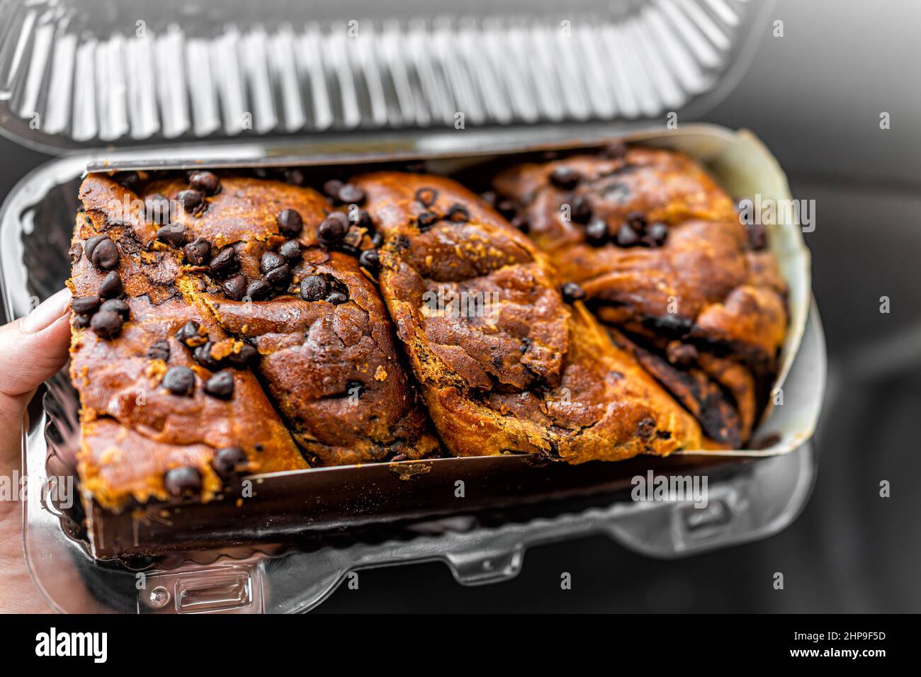 Babka cuite au four doré célèbre pâtisserie juive faite avec des chips ...