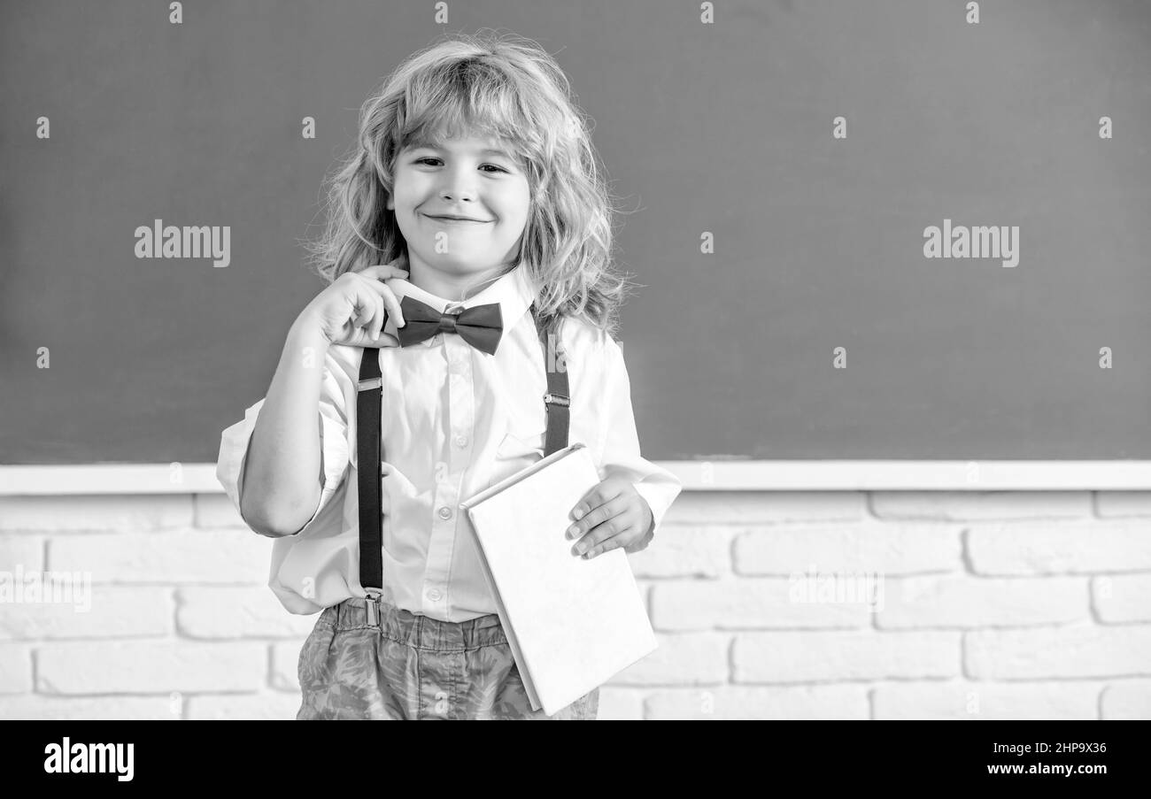 Teen boy classroom Banque d'images noir et blanc - Alamy