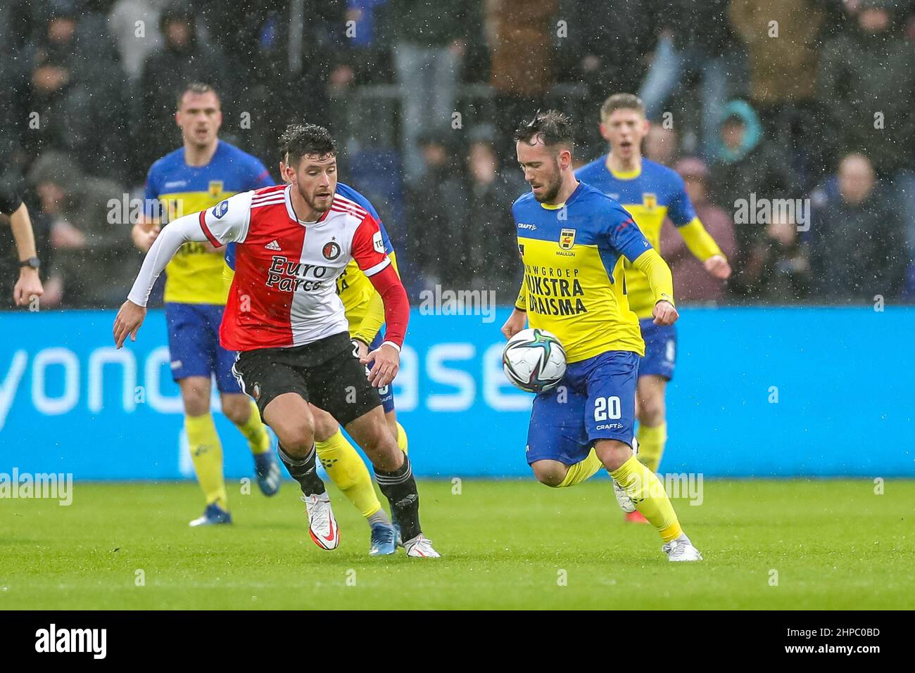 ROTTERDAM, PAYS-BAS - FÉVRIER 20 : Marcos Senesi de Feyenoord, Robin ...