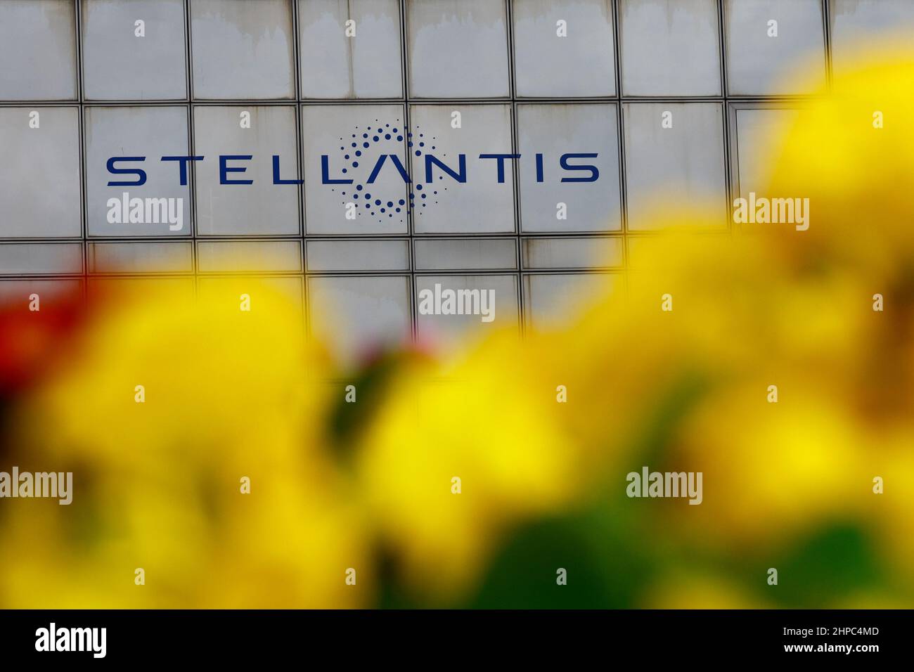Le logo Stellantis est visible sur le siège de la société à Poissy près ...