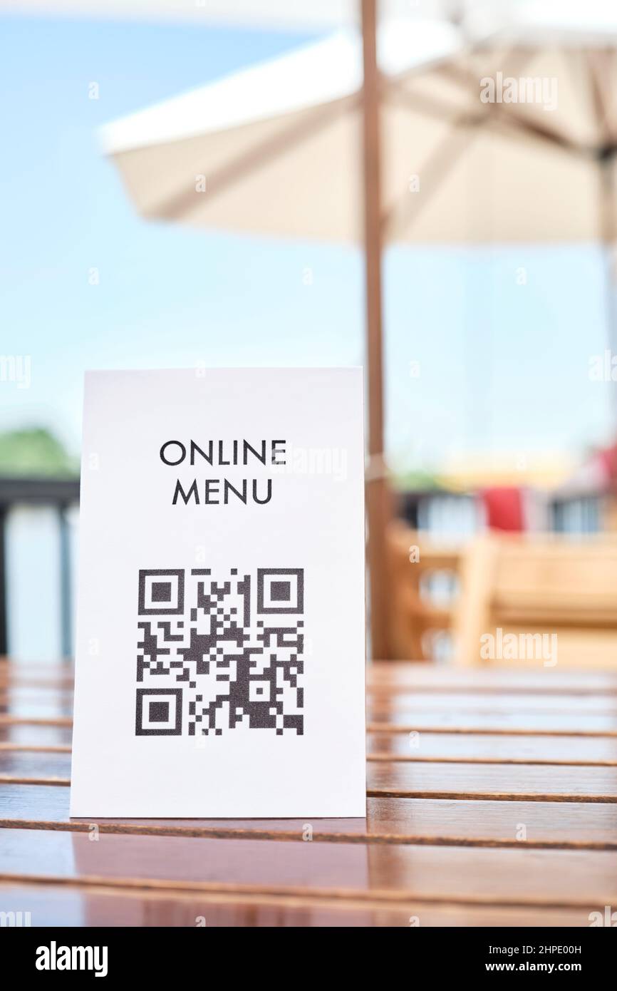Tableau avec code QR pour l'accès sans contact au menu numérique du ...