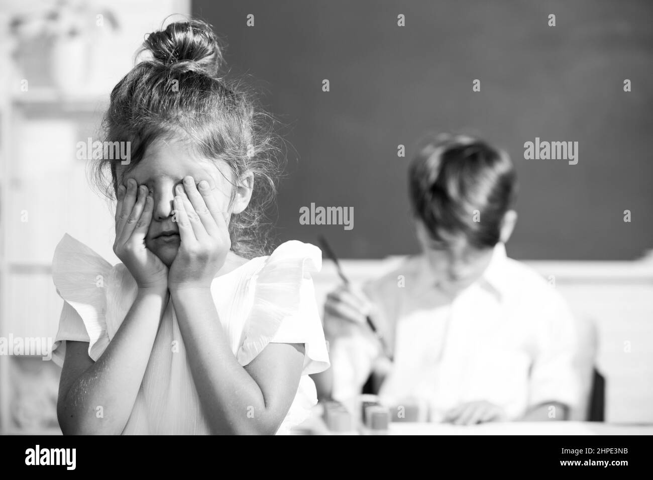 Une fille de l'école intelligente pleurer.Une écolière en uniforme ...