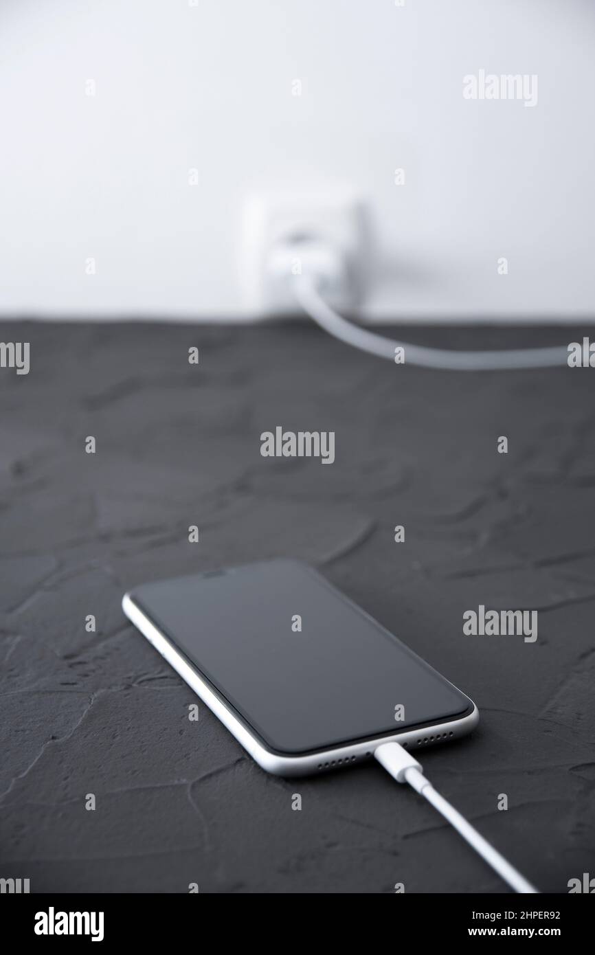 Smartphone mobile sur appareil de chargement sans fil sur fond blanc ...