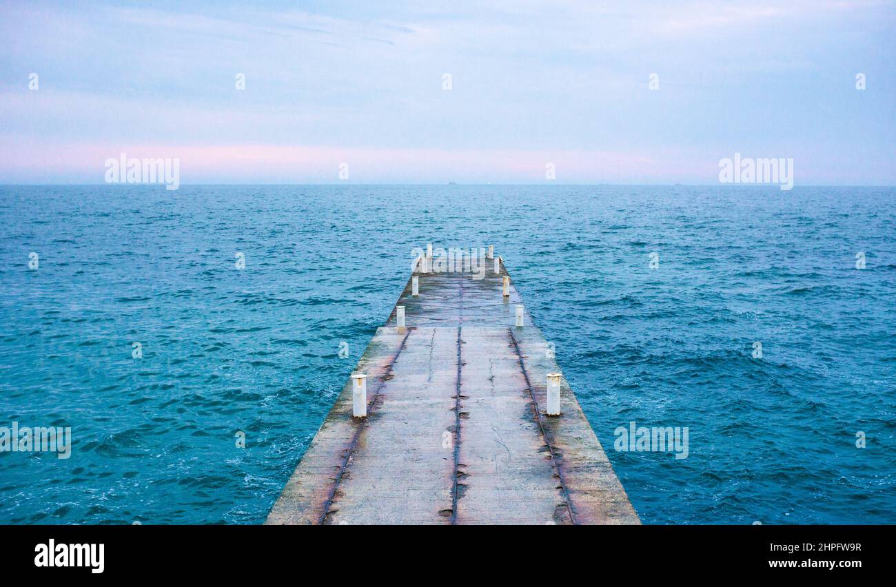 Ponton à la mer Banque de photographies et d’images à haute résolution ...