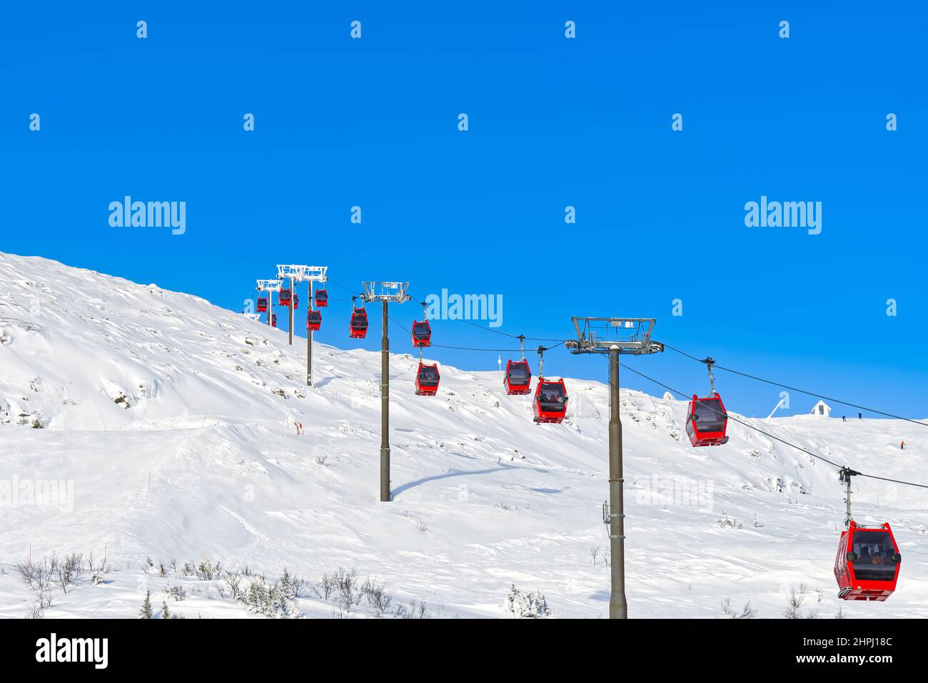 Téléphérique rouge dans une station de ski des Alpes. Funiculaire en ...