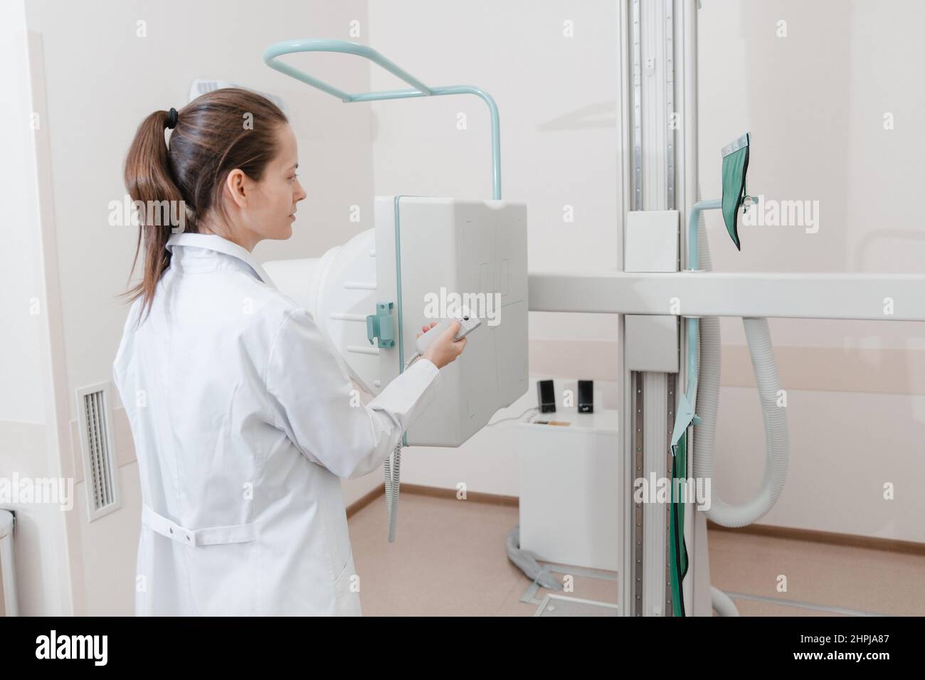Salle de radiologie de l'hôpital. Appareil à rayons X pour la ...
