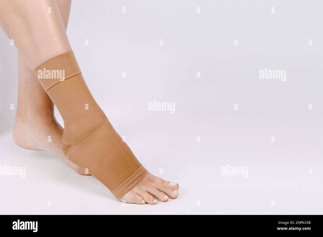 Renfort orthopédique à la cheville. Bande cheville médicale. Médical ...