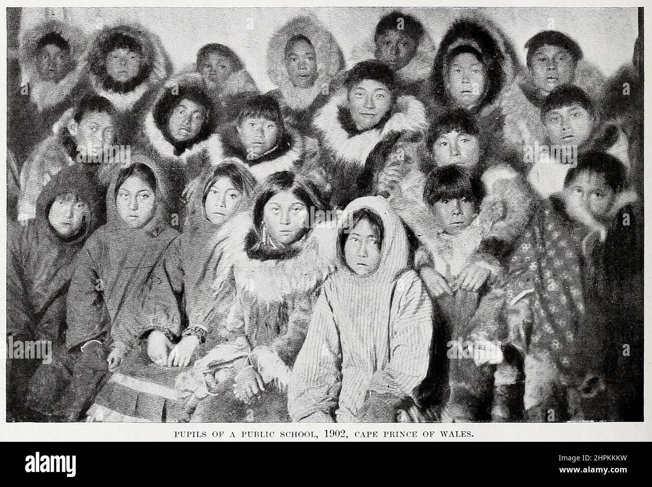 Inuit people traditional costume alaska Banque de photographies et d ...