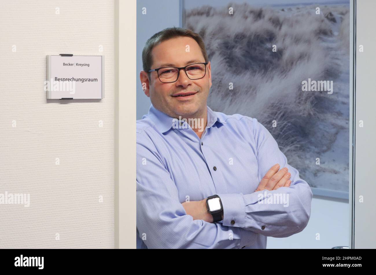 PRODUCTION - 01 février 2022, Hessen, Gießen: Thorsten Becker se dresse ...