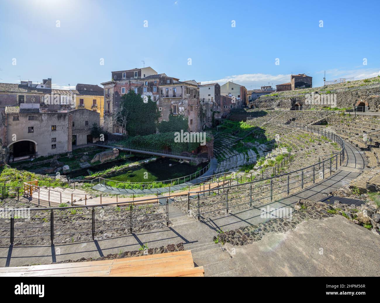 Ancien amphithéâtre romain et bâtiments de style baroque, avec un étang ...
