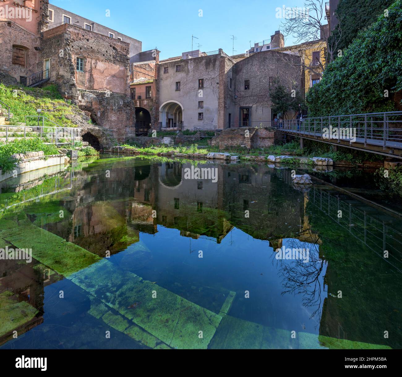 Ancien amphithéâtre romain et bâtiments de style baroque, avec un étang ...