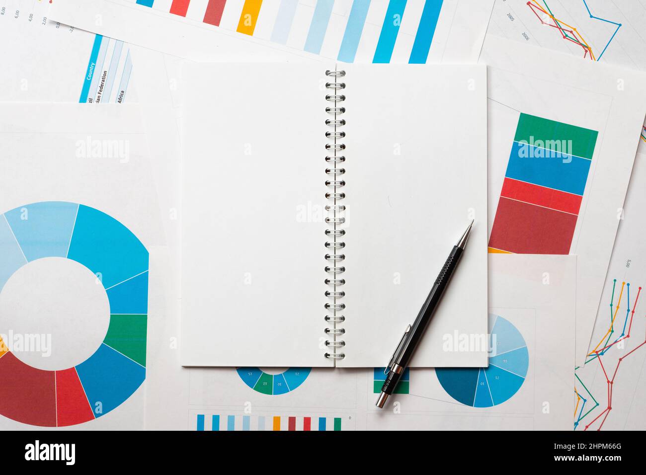 vider le bloc-notes avec un crayon sur les graphiques commerciaux, le ...