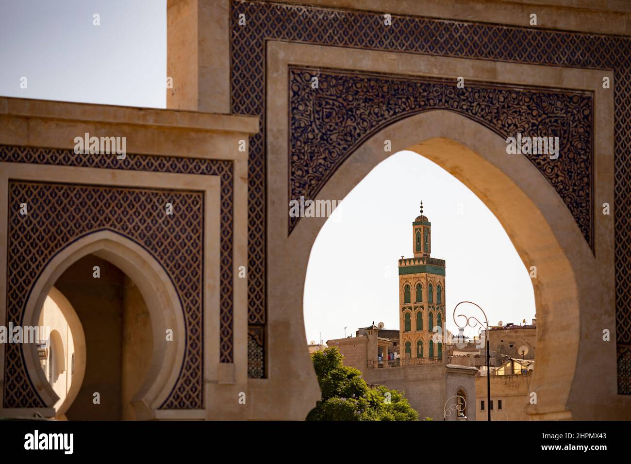 Moroccan gate mosque medina Banque de photographies et d’images à haute ...