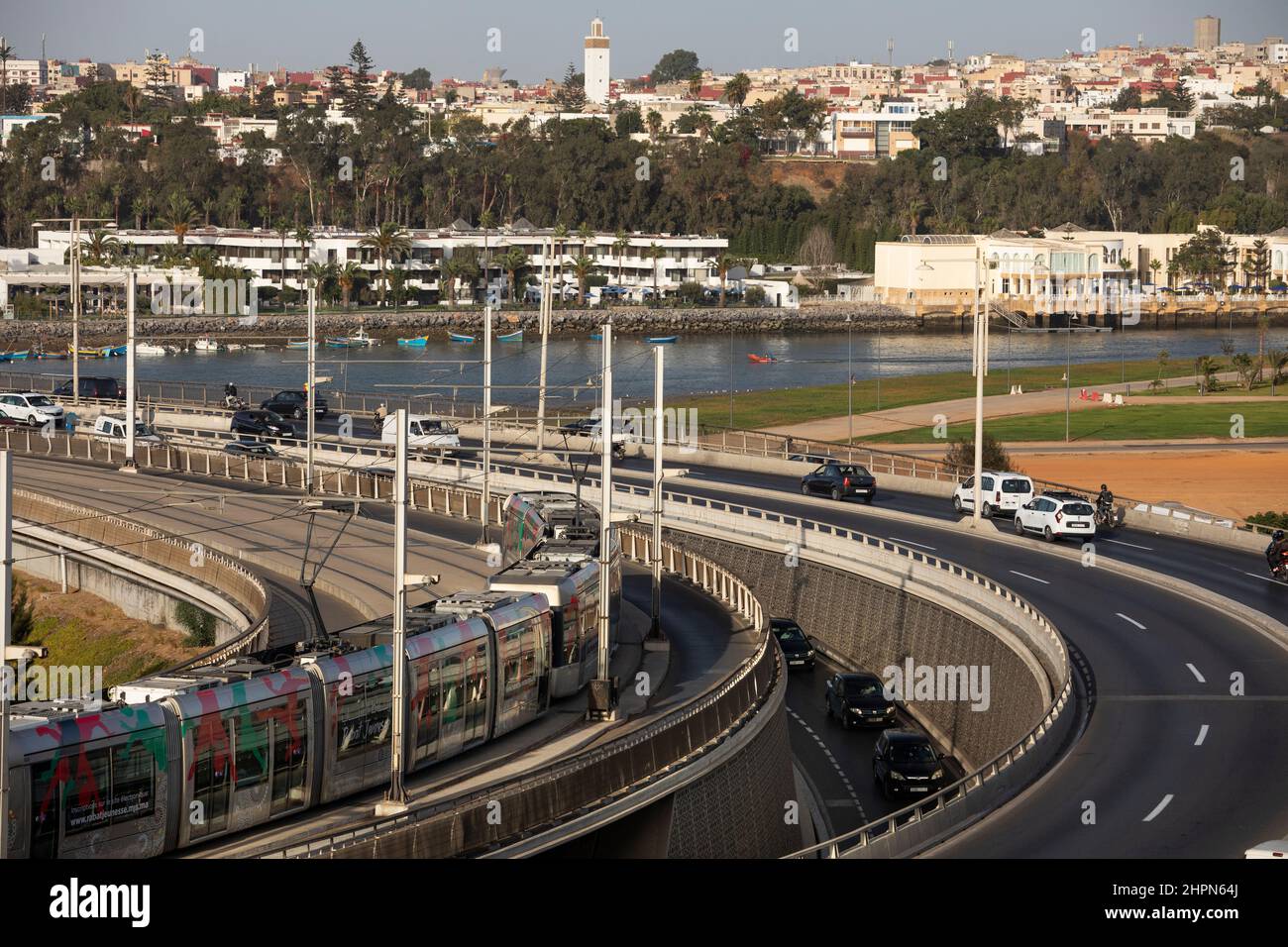 Le trafic de véhicules et les trains de voyageurs traversent le pont ...