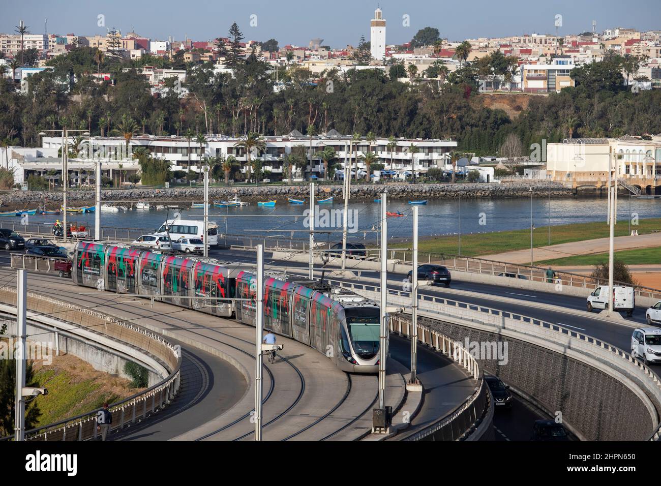 Le trafic de véhicules et les trains de voyageurs traversent le pont ...