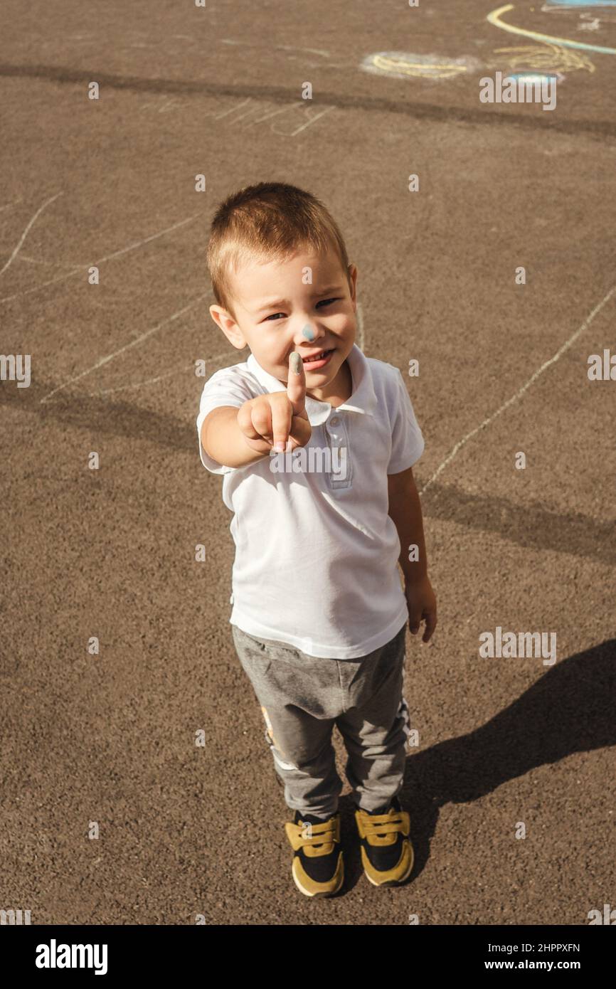 Portrait de gai drôle garçon à l'extérieur en pleine croissance, vue de ...