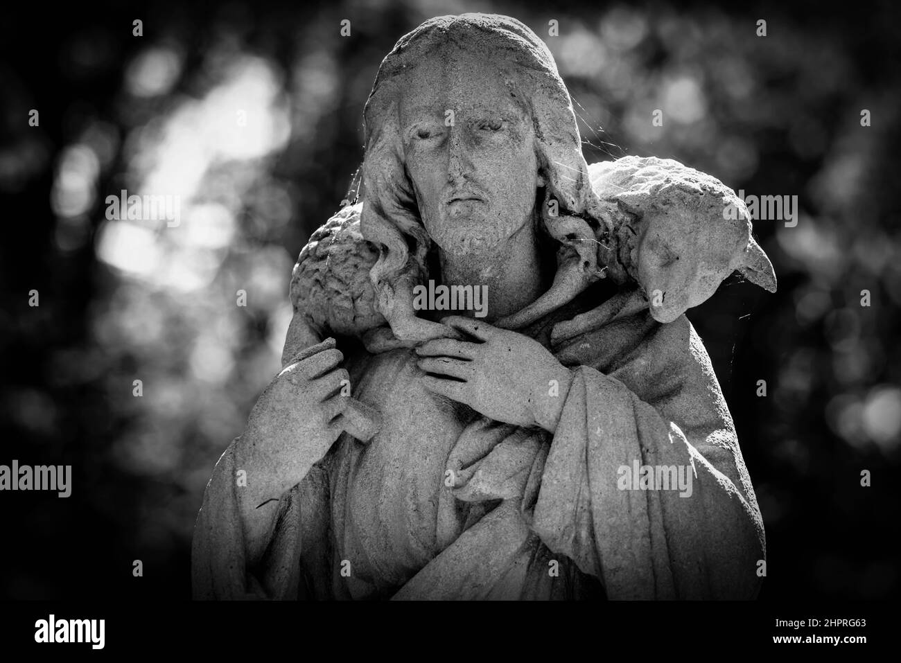 Image en noir et blanc de l'ancienne statue de Jésus Christ bon Pasteur ...